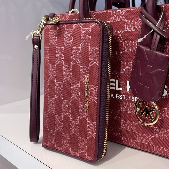 Michael Kors | Bags | Michael Kors Jet Set Travel Large Phone Case ...